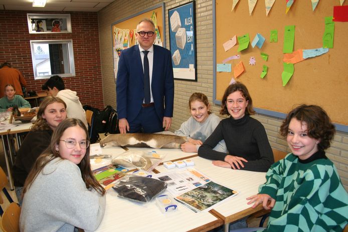 Minister Diependaele duikt met leerlingen Sint-Teresia in ‘Wase archeologiekoffer’ | Lokeren ...
