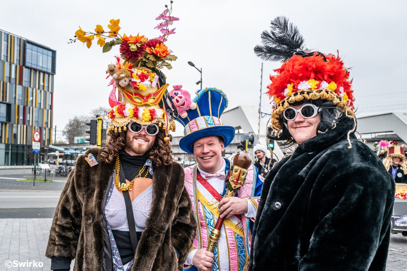 Vijftig Voil Jeanetten trokken door Aalst met hun retro ‘kinjerkoesj’ | Foto | hln.be