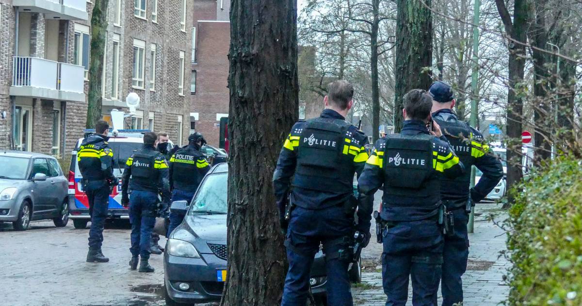 Man bedreigt vrouw en wordt vervolgens door zwaarbewapende agenten uit woning gehaald ...