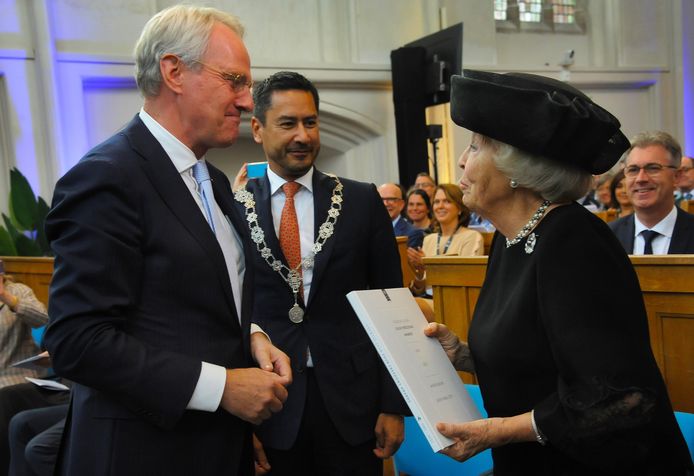 Prinses Beatrix neemt het jubileumboek van de Four Freedoms Awards in ...