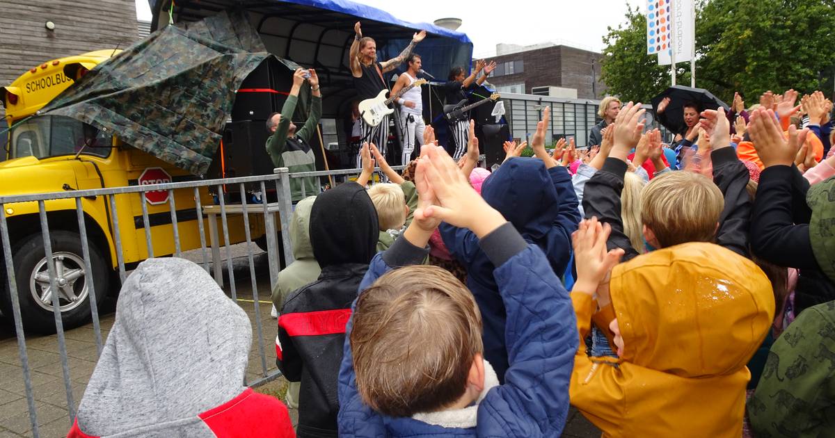 De gele bus van Hippe Gasten toert langs Boxtelse scholen, juffen ...