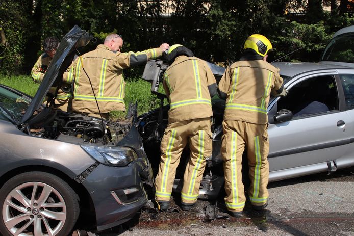 Frontale botsing op Binnenweg: één slachtoffer naar het ziekenhuis ...