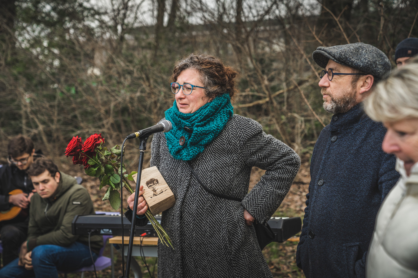 “Zes rozen voor Rupert... Eentje voor elk jaar sinds die verdomde ...