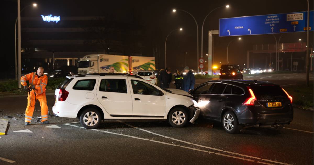 En weer is het raak op dit gevaarlijke kruispunt in Zwolle | Zwolle | AD.nl