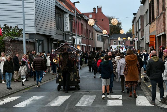 IN BEELD. 41e Sint-Maartensstoet lokt massa mensen: “Heel blij dat we ...