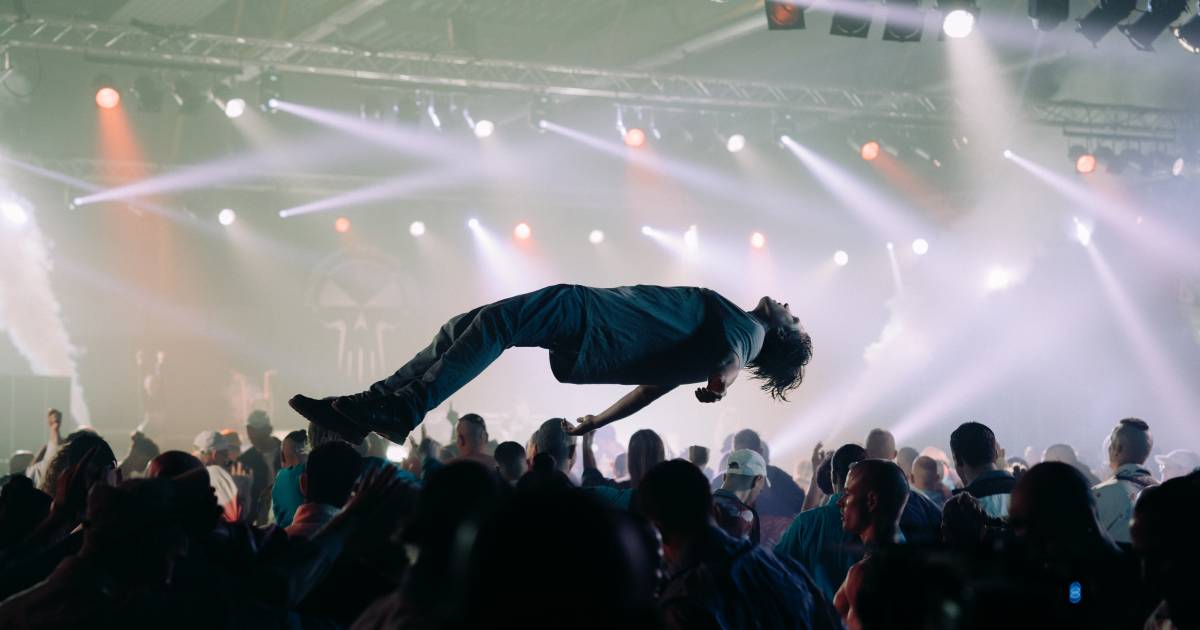 Vier Sterren Voor Hardcore Never Dies Jim Deddes Weergaloos In Vlammende ‘gabberfilm Show 