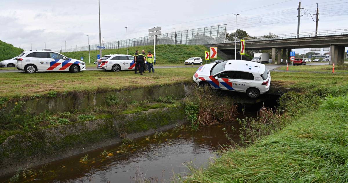 Politieauto bungelt met twee wielen boven sloot bij afslag Rijsbergen ...