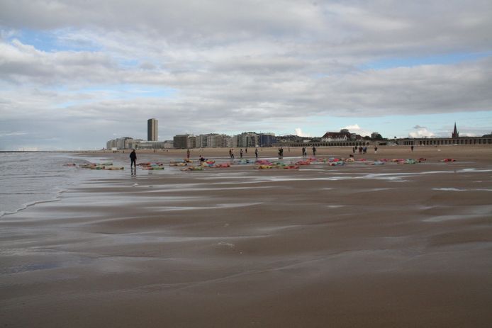 Opmerkelijke fotoshoot op Oostends strand: “Een zwempak en kleurrijke ...