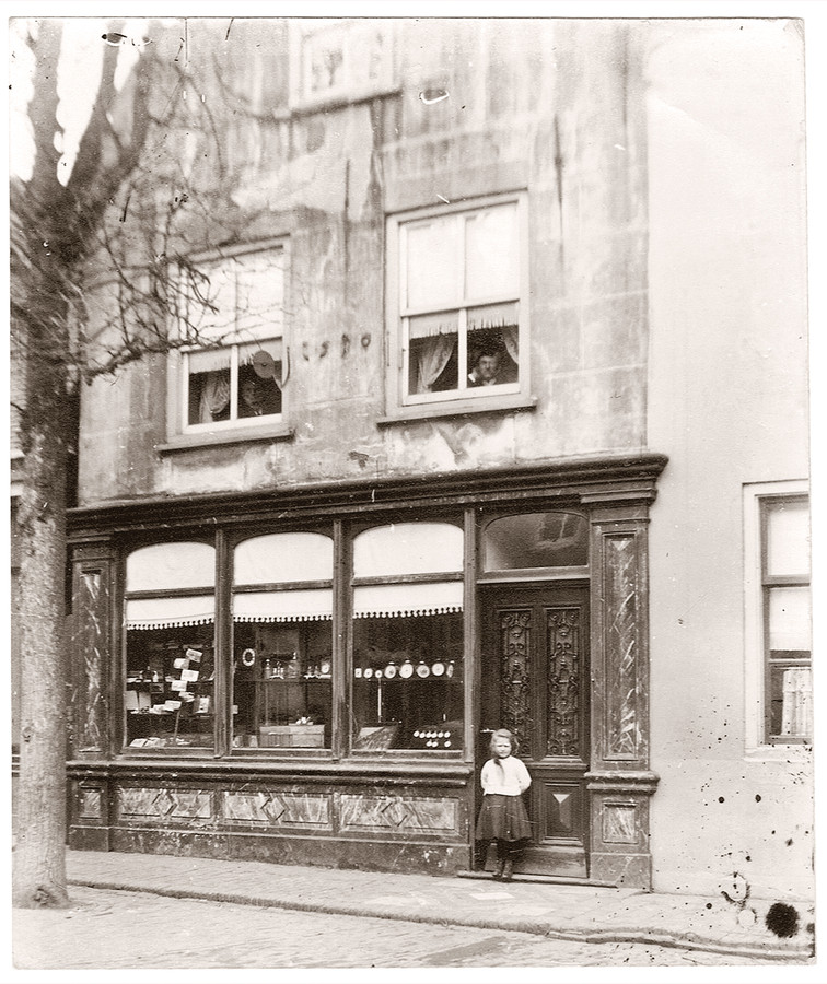 Na 131 jaar vertrekt Van Herwijnen definitief uit Dorpsstraat ...