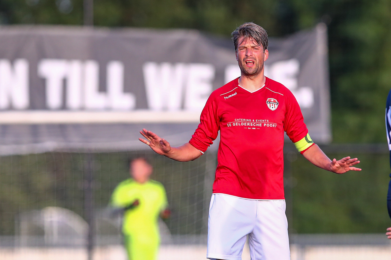 Plots staat ex-aanvoerder als hoofdtrainer voor de spelersgroep bij SC ...