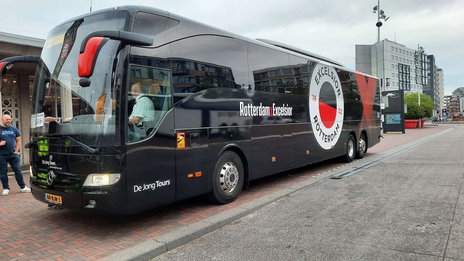 Wat doet de spelersbus van eredivisionist Excelsior in alle vroegte op ...