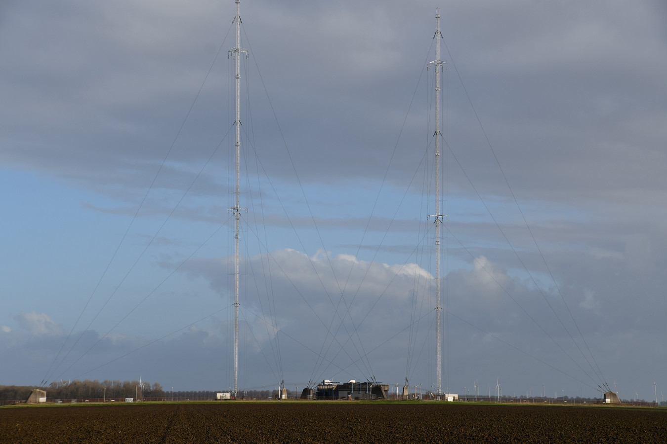 Veelbesproken zendmasten in Zeewolde na drie pogingen tegen de vlakte | Foto | destentor.nl