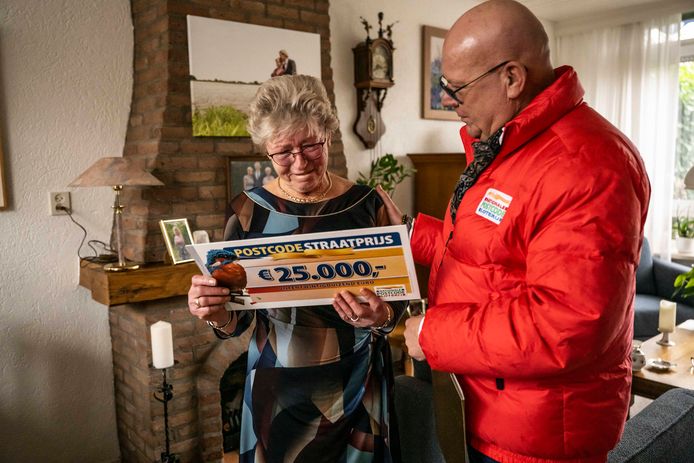 Bijna kwart miljoen én een BMW; Gaston deelt prijzen Postcode Loterij ...