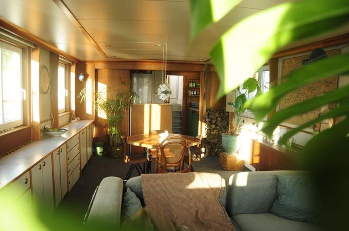 BINNENKIJKEN. Gezellige woonboot te koop voor slechts 275.000 euro ...