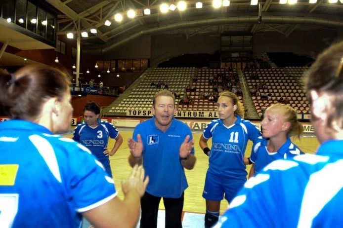 AAC 1899 krijgt bij rentree in eredivisie handballesje in Almere ...