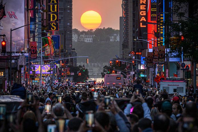 Duizenden mensen komen samen in New York om wondermooie ‘Manhattanhenge ...