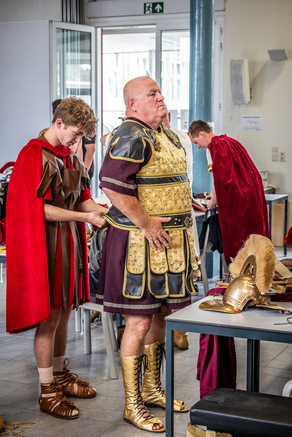 IN BEELD. Helmen, harnassen en leren sandalen aan en... discipline: Zo ...