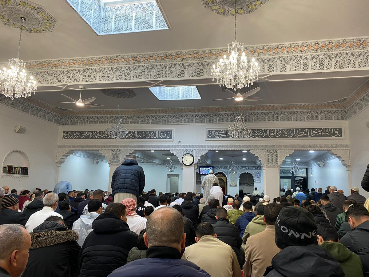 KIJK. Honderden moslims bidden voor het Suikerfeest op voetbalveld van ...