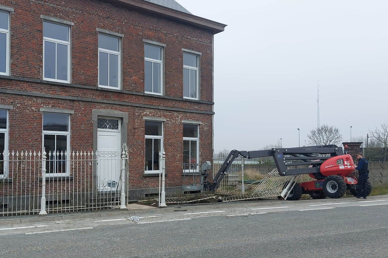 Un ouvrier tombe d’une nacelle et atterrit sur une voiture qui passait ...