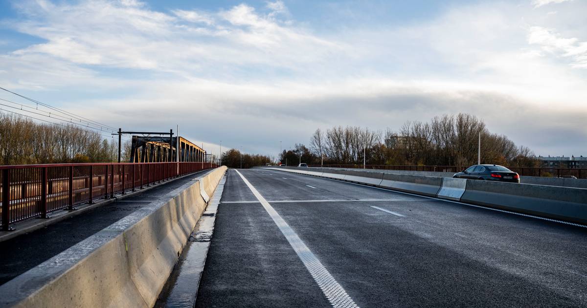Nieuwe verlichting voor Scheldebrug, en daar varen ook de fietsers wel ...