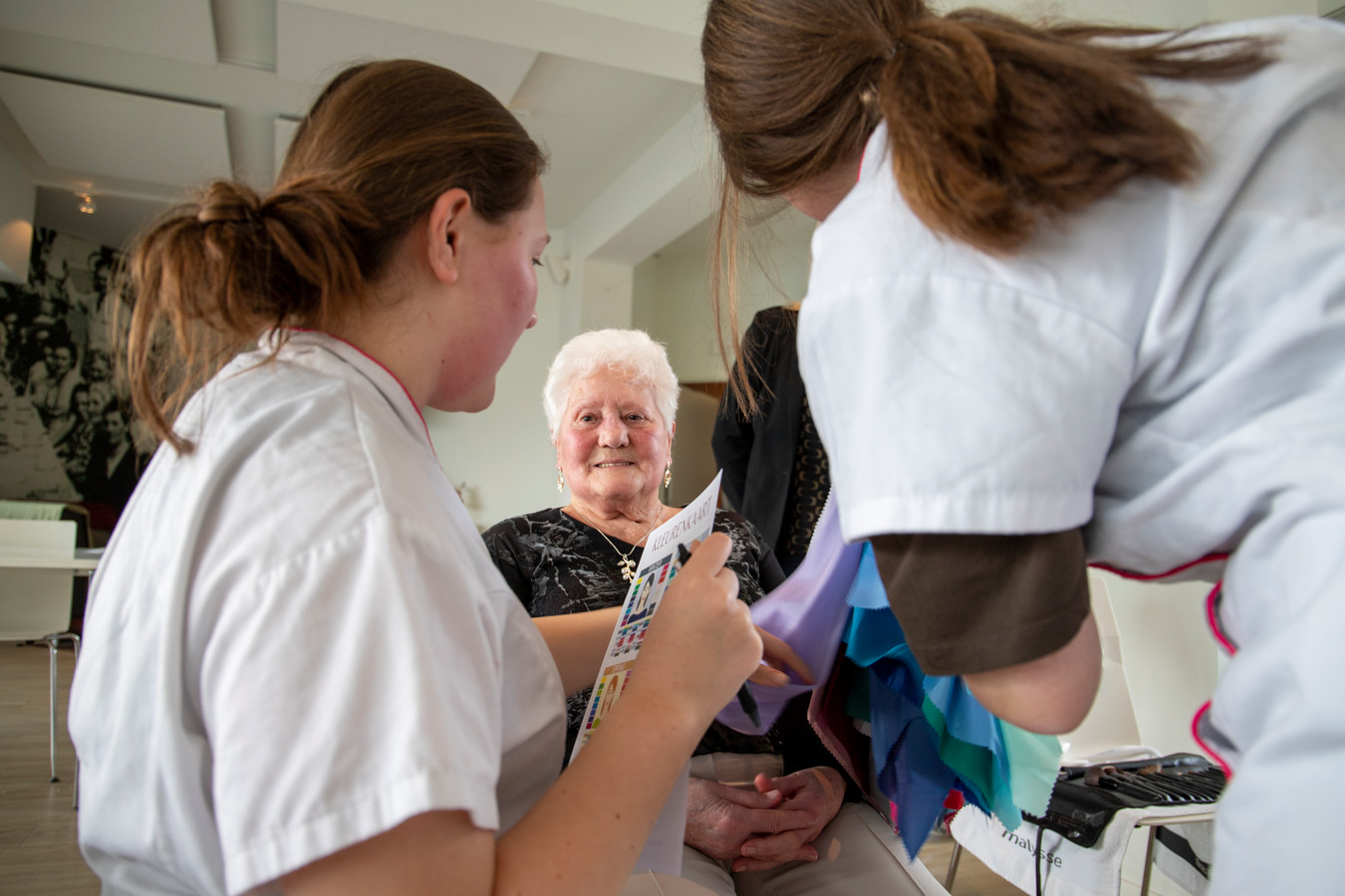 IN BEELD. Leerlingen Wellness & Lifestyle verwennen cliënten LDC ‘t Ryckbosch | Foto | hln.be