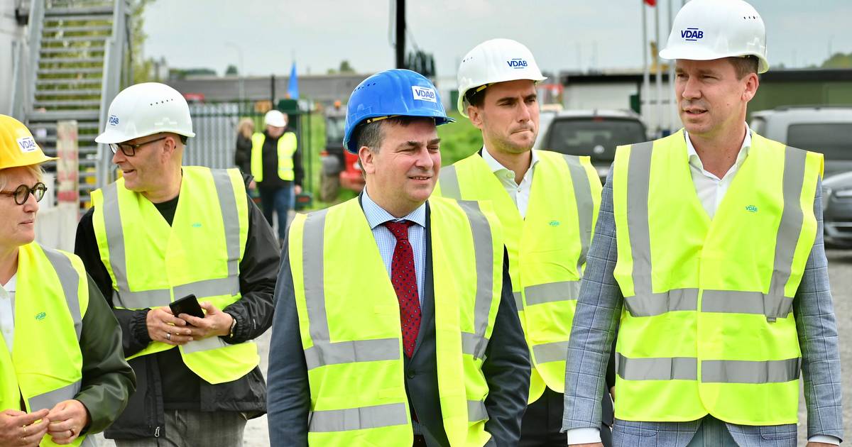 Minister Brouns bezoekt VDAB-opleidingscentrum | Roeselare | hln.be