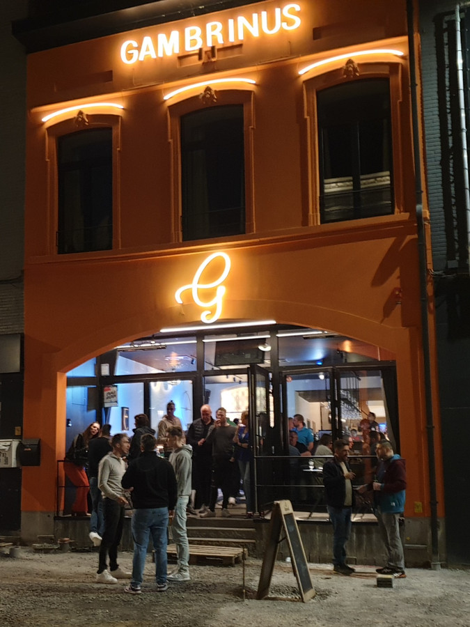 ‘Lokale Helden’ zorgen voor nokvolle cafés in Ninoofse binnenstad | Foto | hln.be