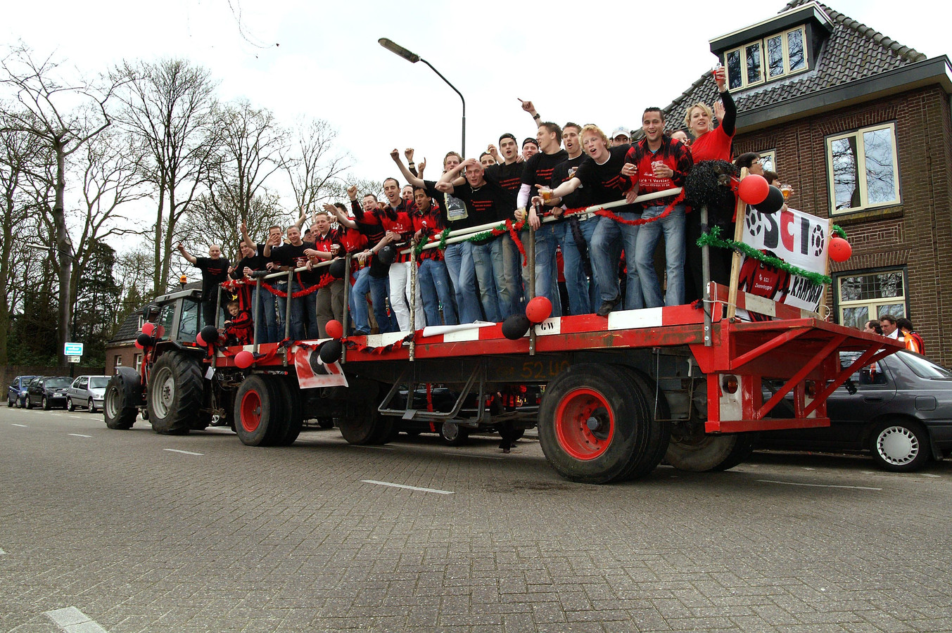 Kampioensfeest op platte kar: feest, maar gevaarlijk en verboden | Foto ...