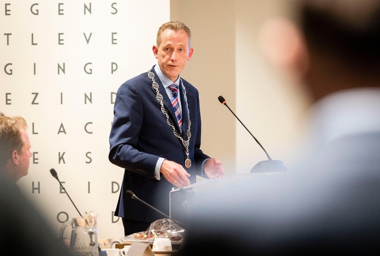 Jan Willem Boersma nu echt nieuwe burgemeester van Alblasserdam | Foto ...