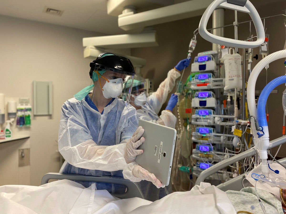 Kaatje zit elke dag met tablet aan bed van doodzieke mensen, zodat ze ...