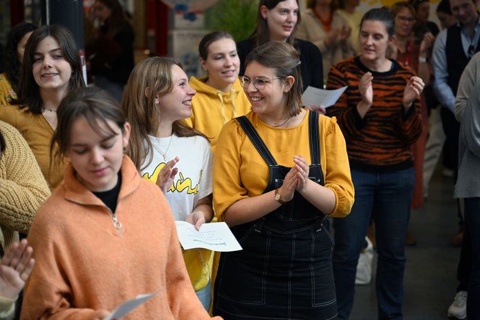 IN BEELD. UCLL brengt serenade aan het onderwijs met lied van de ...
