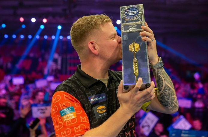 Een grandioze stunt! Mike De Decker klopt wereldkampioen Luke Humphries ...