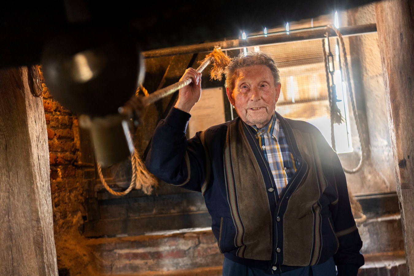 Gerard (89) uit Borne beiert rustig door, al veertig jaar: ‘Traditie ...