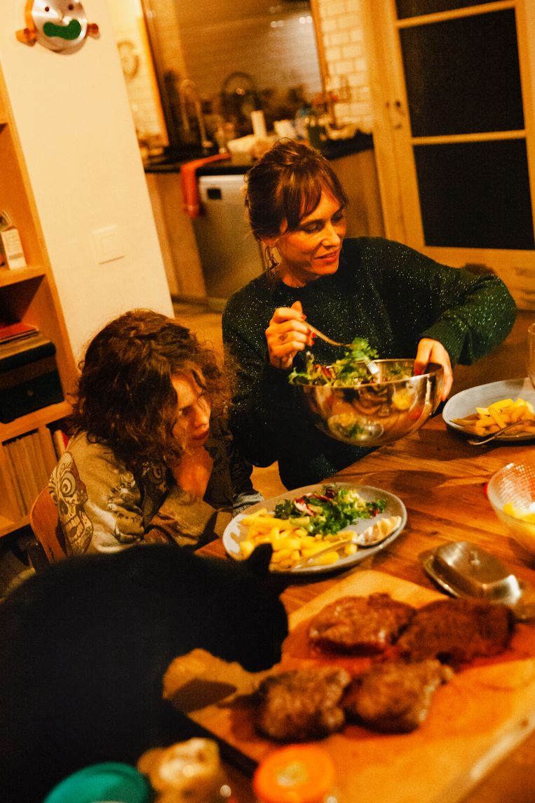‘Toen een bezoek met de ouders niet doorging, pakten de zusjes elkaars ...