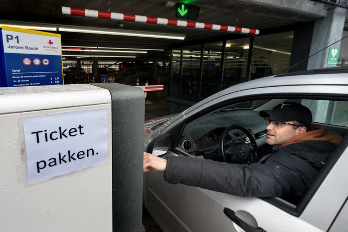 Parkeren bij het JBZ, het kan verkeren | Den Bosch | bd.nl