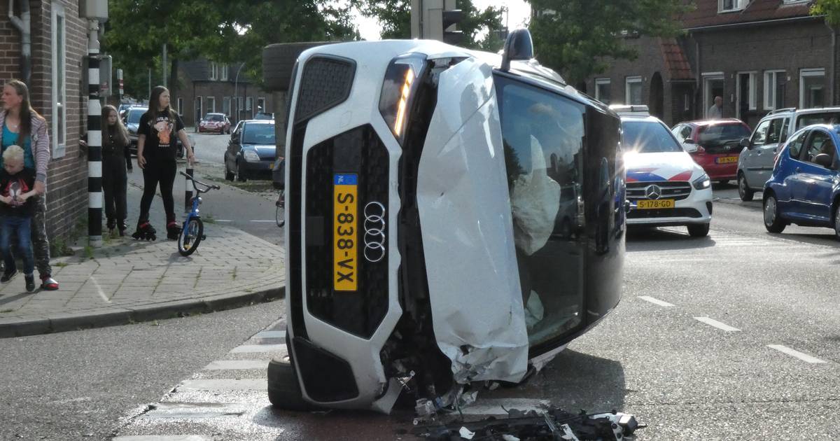 Auto op zijn kant na botsing met vrachtwagen in Almelo | 112 nieuws Almelo | tubantia.nl