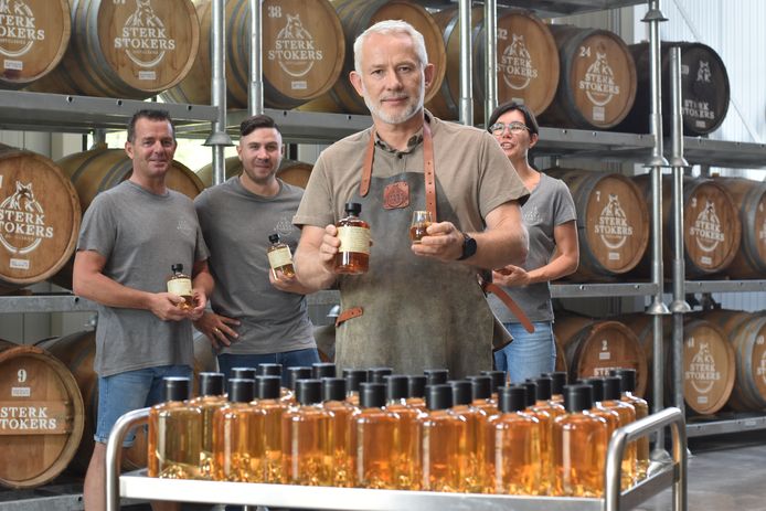 45.000 liter Belgisch bier krijgt tweede leven als ‘bierbrand’ in distilleerderij Sterkstokers ...