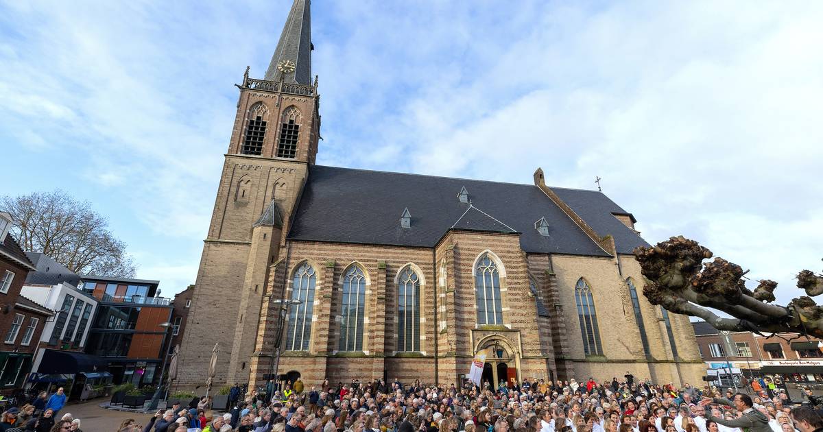 Honderden mensen zingen voor vrede in centrum Doetinchem: winkelend ...