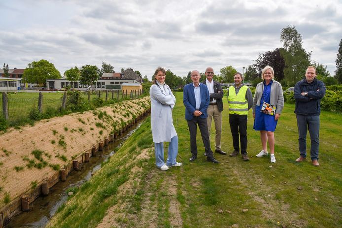 Polder Vlassenbroek laat Volaardebeek weer door open bedding stromen ...