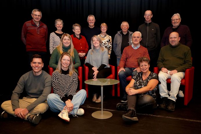 Toneel Vlezenbeek brengt komische triller ‘De Bemoeial’ op de planken ...