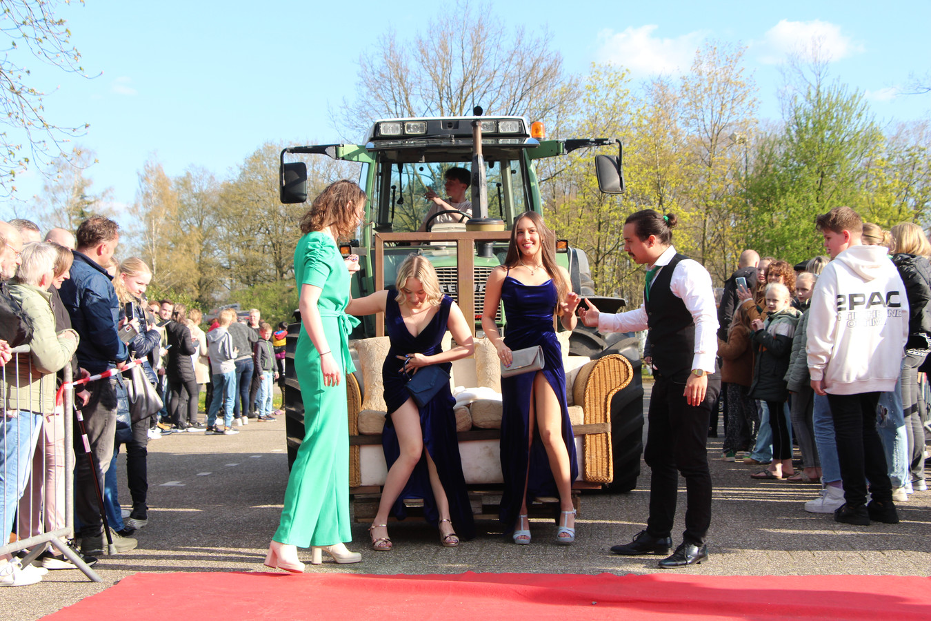 Als VIP afgezet op de rode loper: Staring College-examenklassers in ...