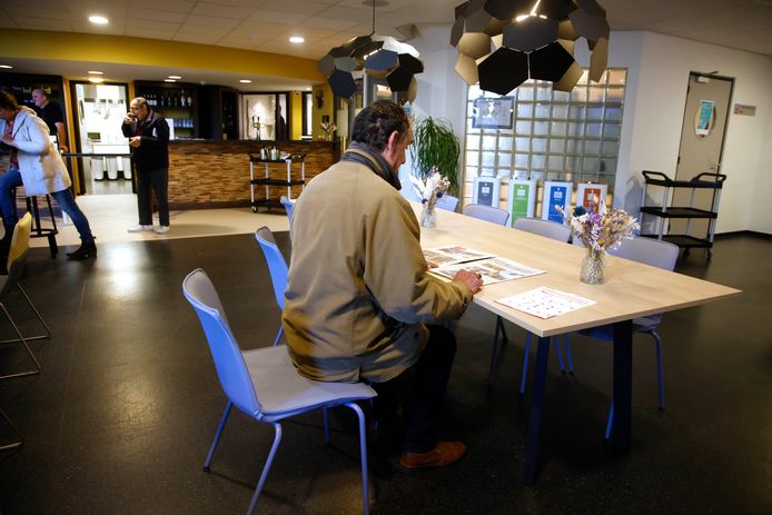 Jan (69) en anderen warmen gratis op in het wijkcentrum: ‘Alles is duur ...