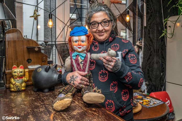 Tattoo CIRK heeft de griezeligste etalage: “Dit jaar is ze echt héél ...