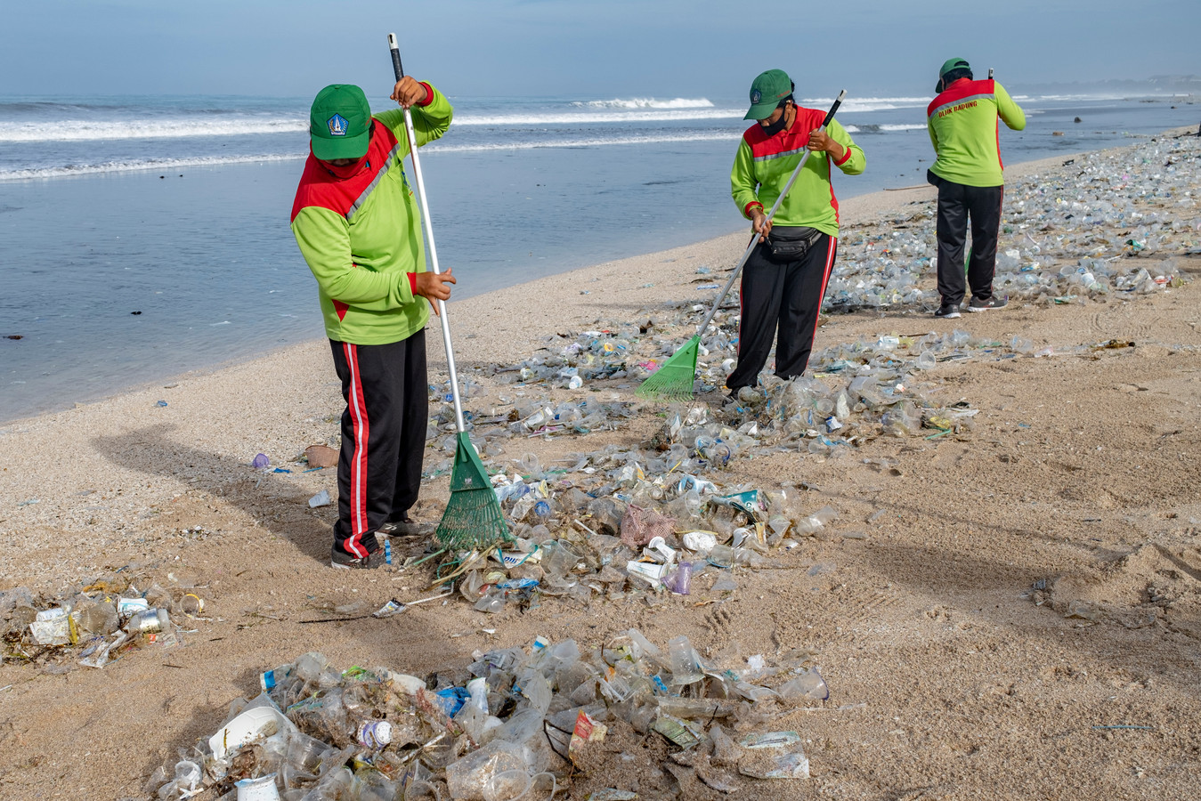 IN BEELD. Amper toeristen op beroemde stranden van Bali, wel tonnen ...