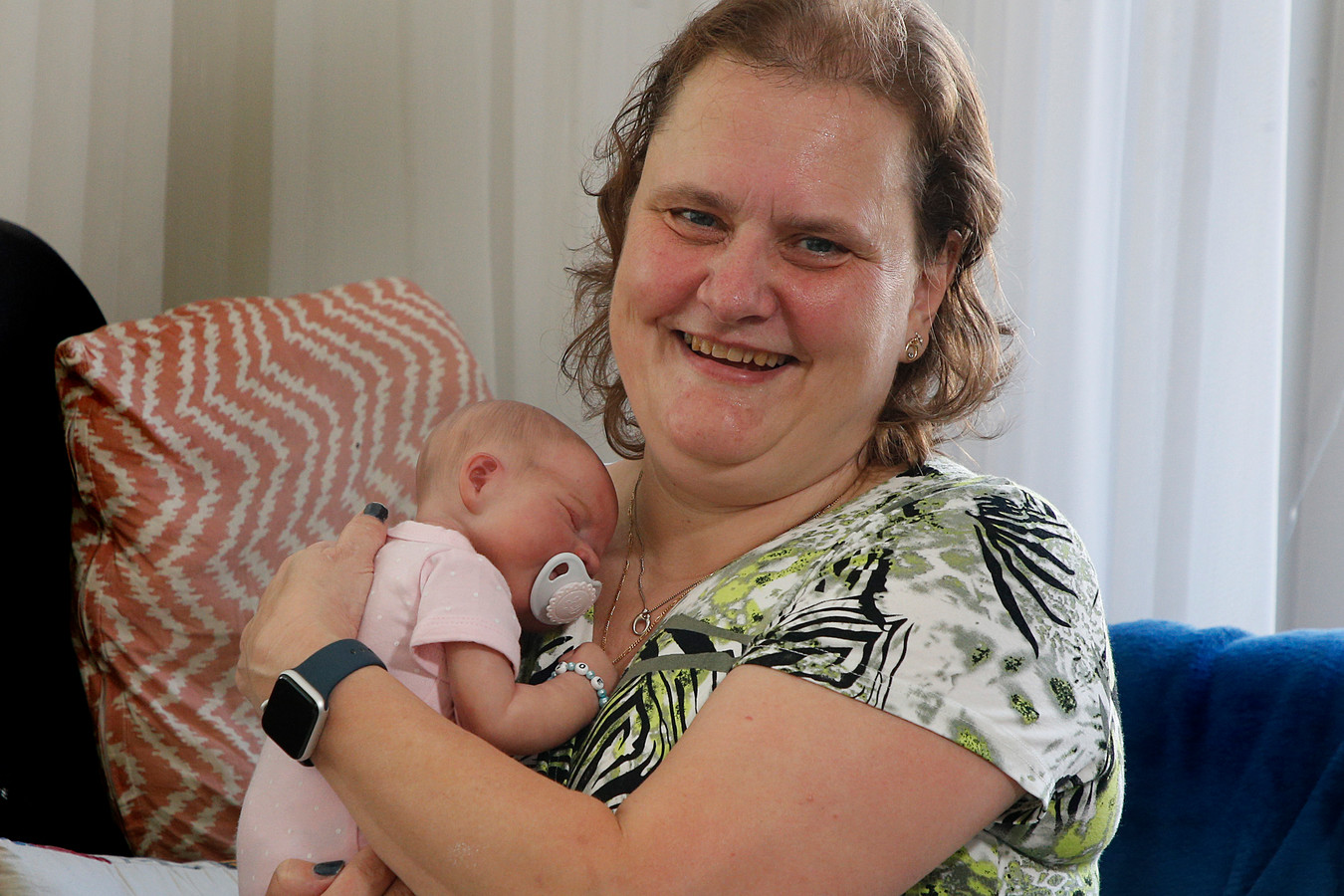 Daniëlle (53) is dol op haar peperdure, levensechte poppen: ‘Ik kijk er ...