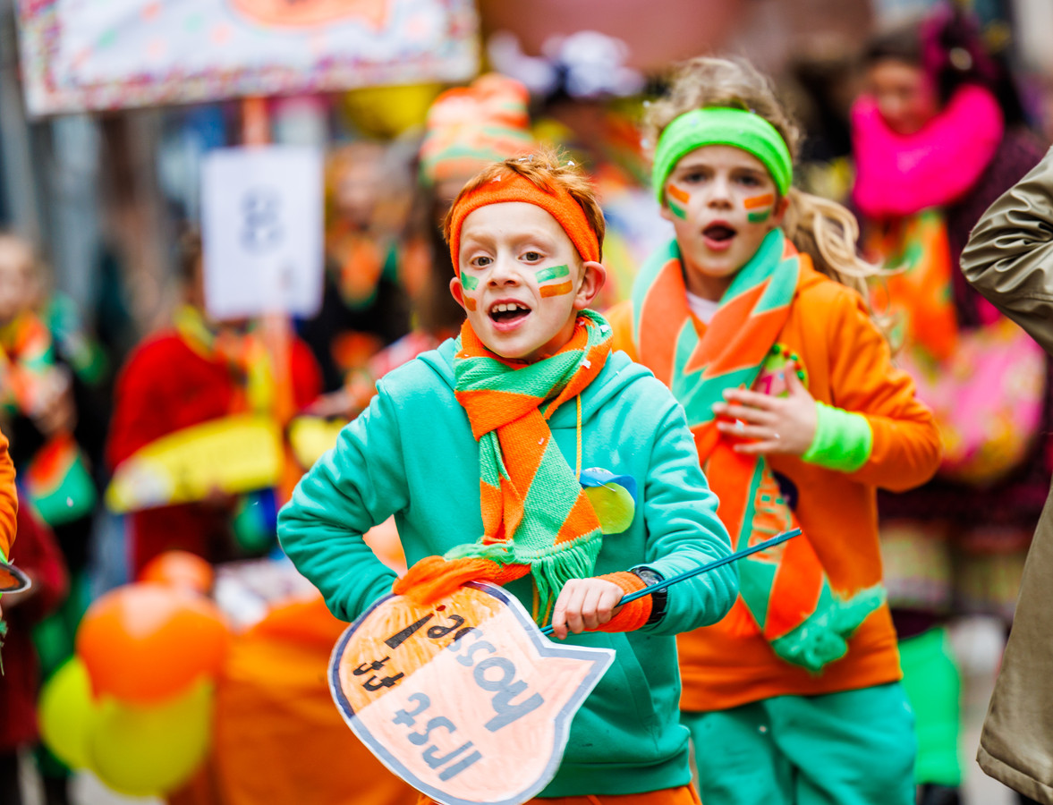 De Kènderstoet trekt door de straten van Tilburg: ‘Volgend jaar wil ik ...