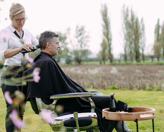 Hoezo een mannenberoep? Peggy (51) is gestart als barbier in Drongen ...