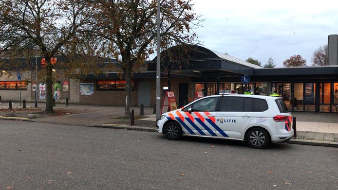 Kassamedewerkster met pistool bedreigd bij gewapende overval op Coop in ...