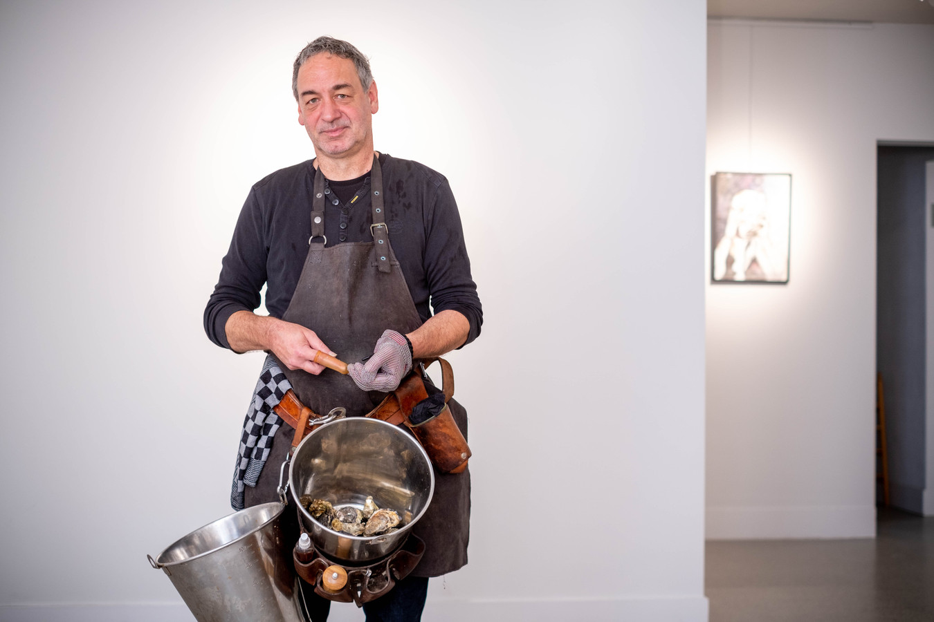 BIJZONDERE BEROEPEN. Luc uit Bonheiden opent oesters op feestjes: “Ik ...