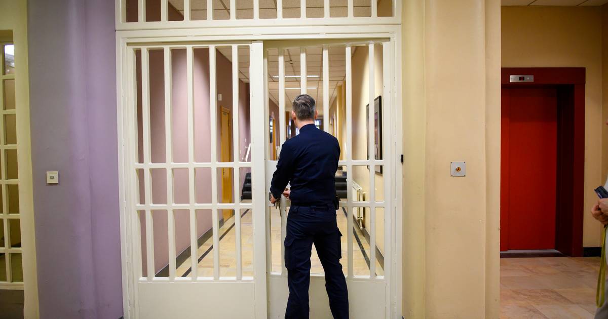 Gedetineerde (35) gijzelt celgenoot in Gentse gevangenis: “Hij dreigde hem te verwonden als er ...